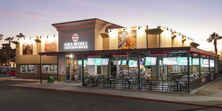 Cold Beers & Cheeseburgers – Gilbert Town Square Sports Bar & Burgers